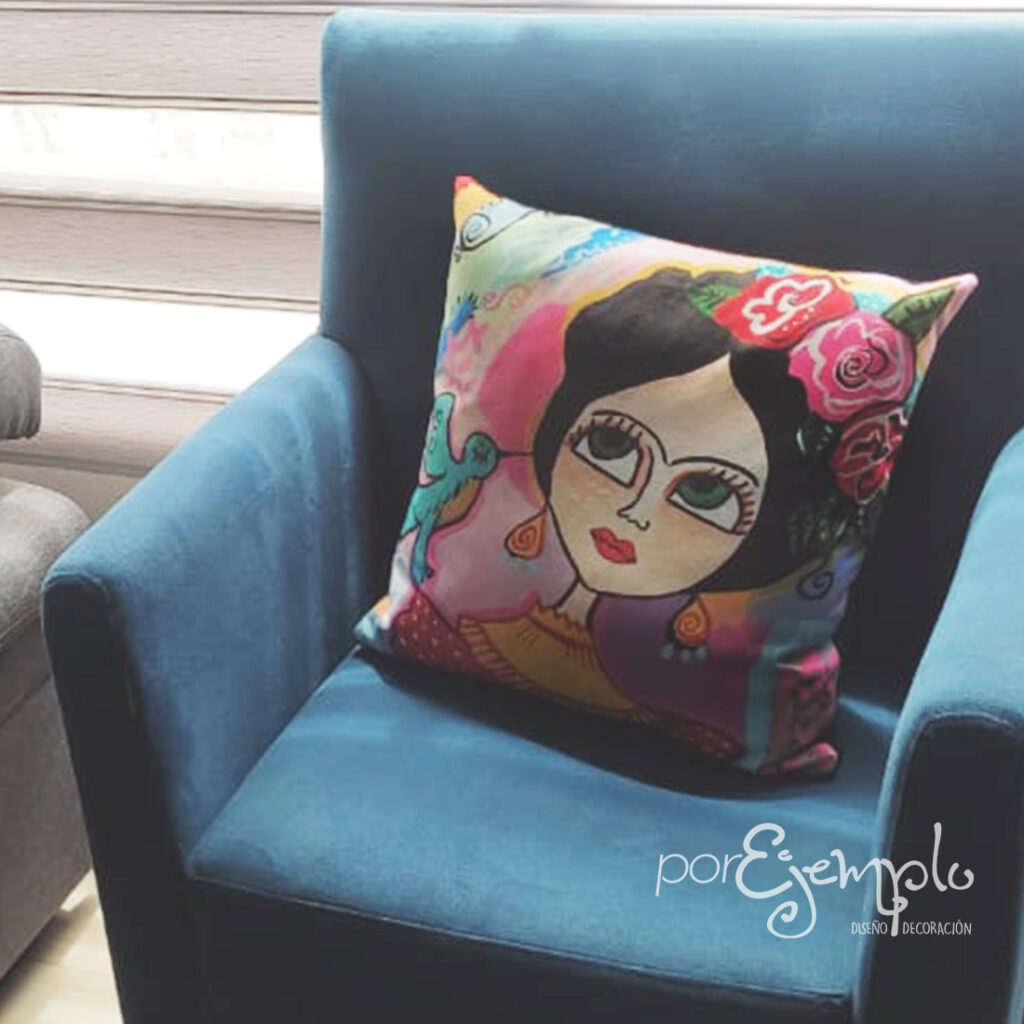 Cojín Personaje Frida Pájaros - Por Ejemplo
